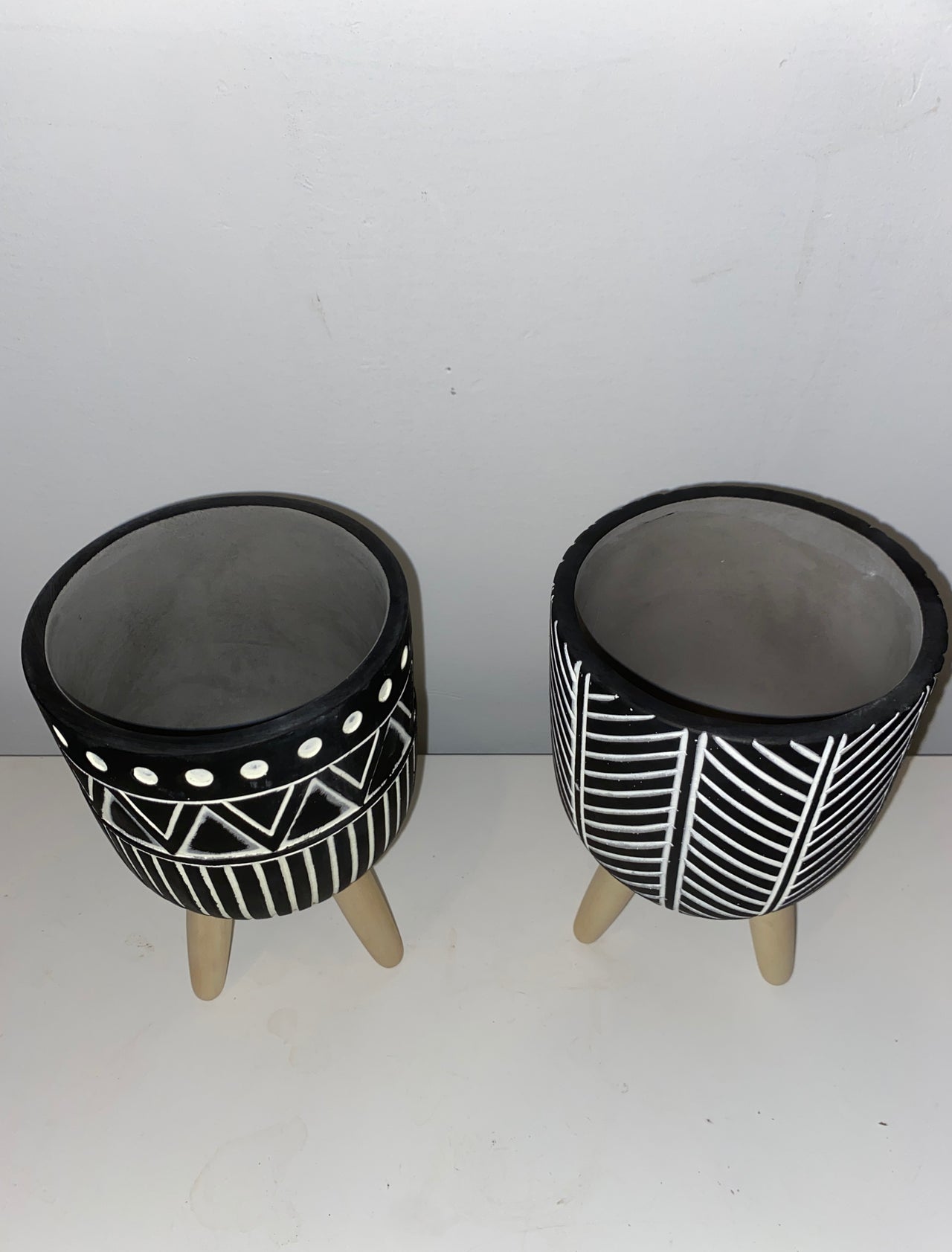 4" Black and White Tripod Pot